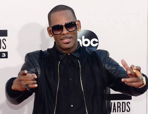 Penyanyi R. Kelly Resmi Divonis 30 Tahun Penjara atas K... Penyanyi R. Kelly Resmi Divonis 30 Tahun Penjara atas K...