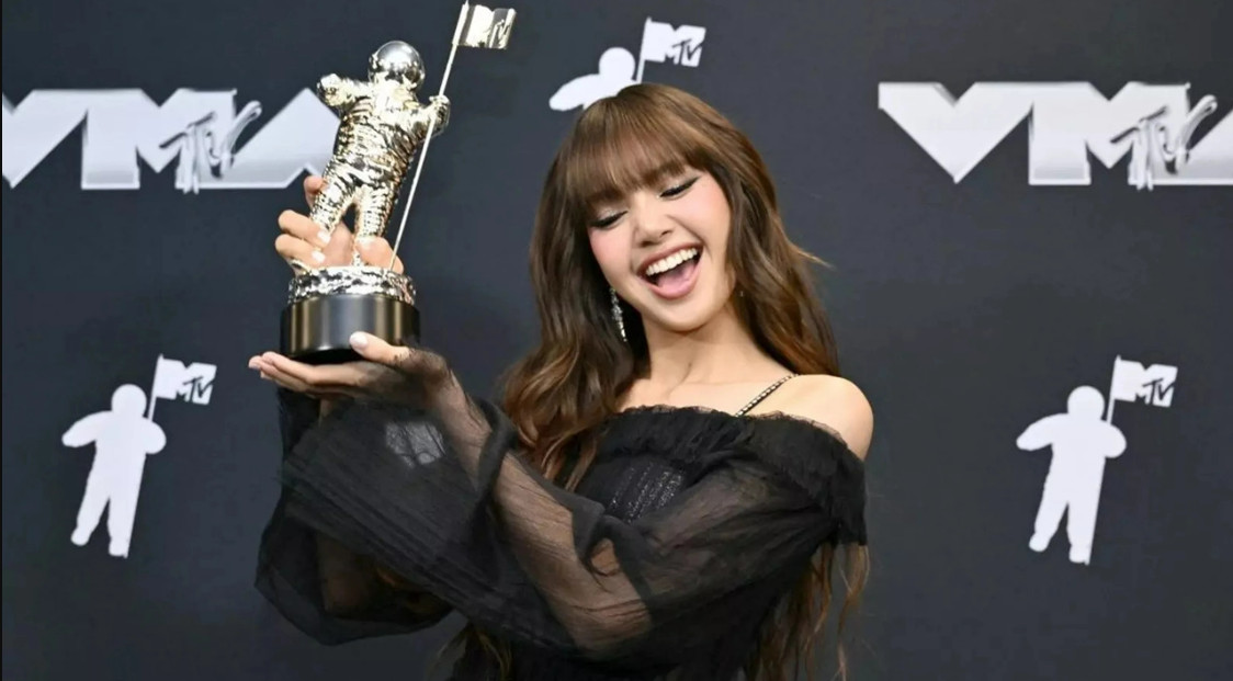 Berkat “Rockstar”, Lisa Raih Best K-Pop MTV VMA 2024